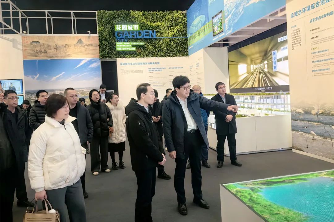 伊元甲一行参观中国建筑科技展